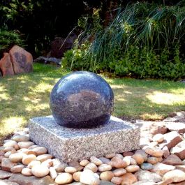 Schwimmender Granit Kugelbrunnen Blue Pearl